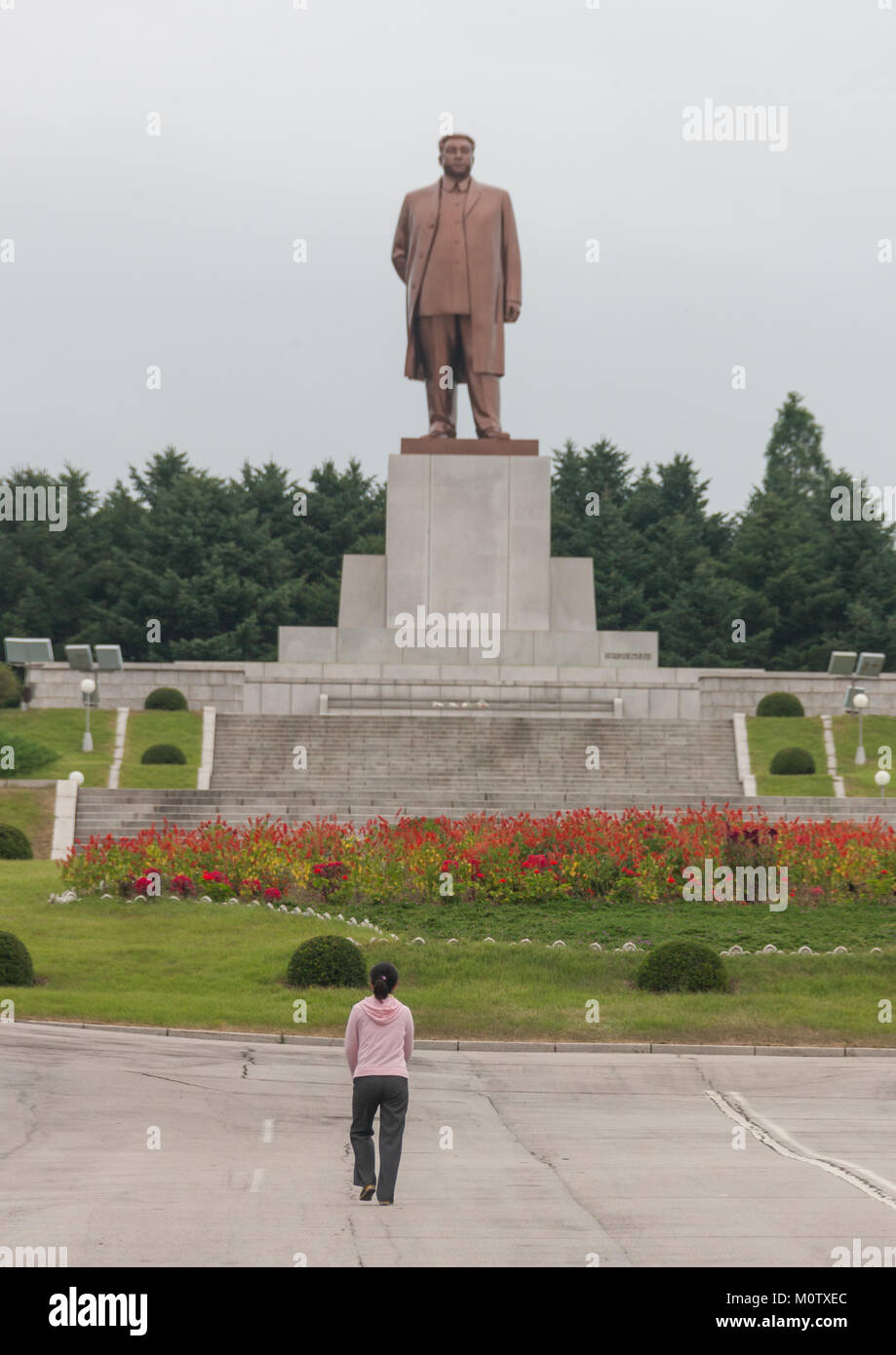 North Korean girl in front of Dear leader Kim il Sung statue, North ...