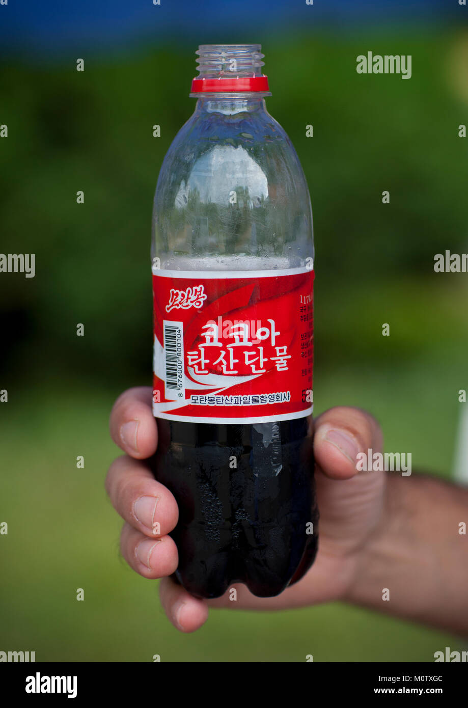 Hand holding coca cola bottle hi-res stock photography and images - Alamy