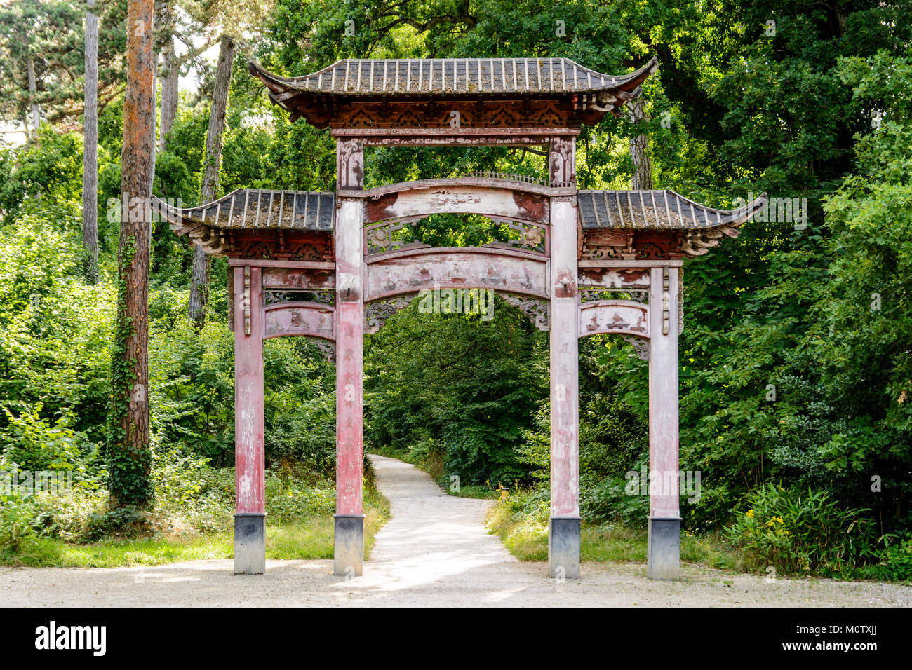 Chinese wooden gate hi-res stock photography and images - Alamy
