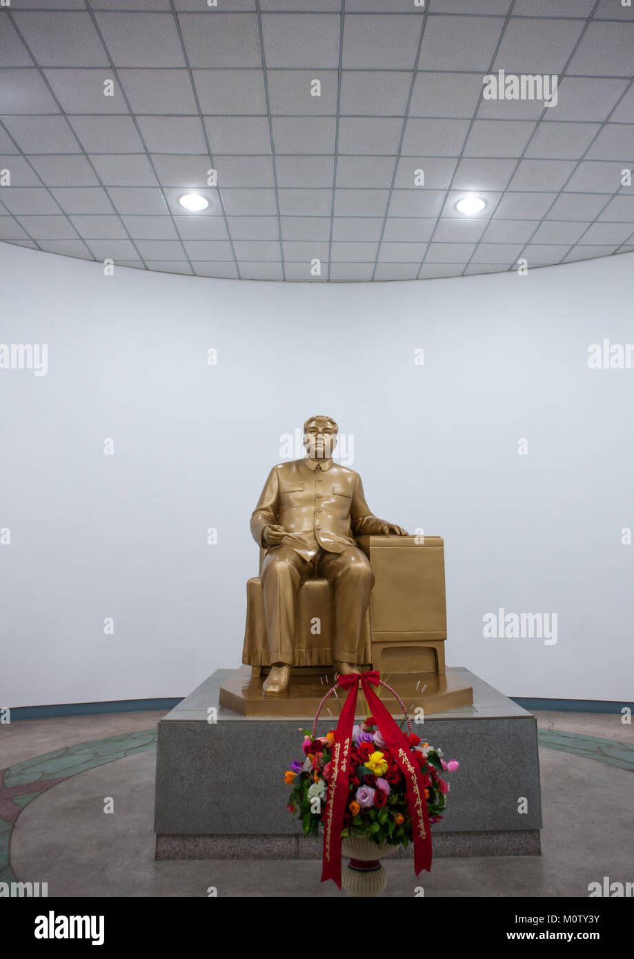 Kim il Sung statue in central history museum, Pyongan Province ...