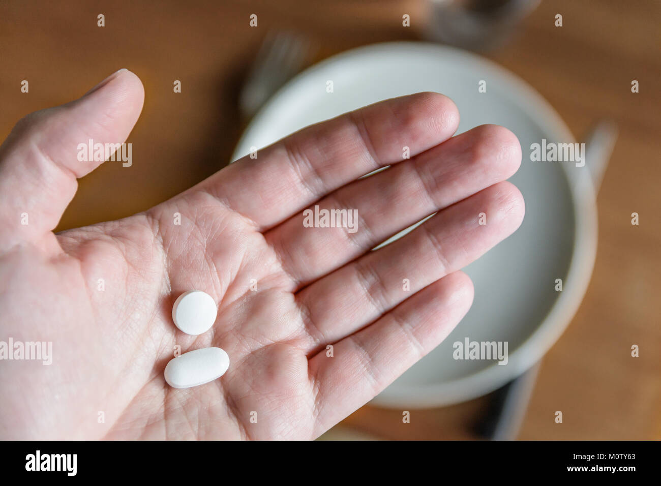 Paracetamol hand hi-res stock photography and images - Alamy