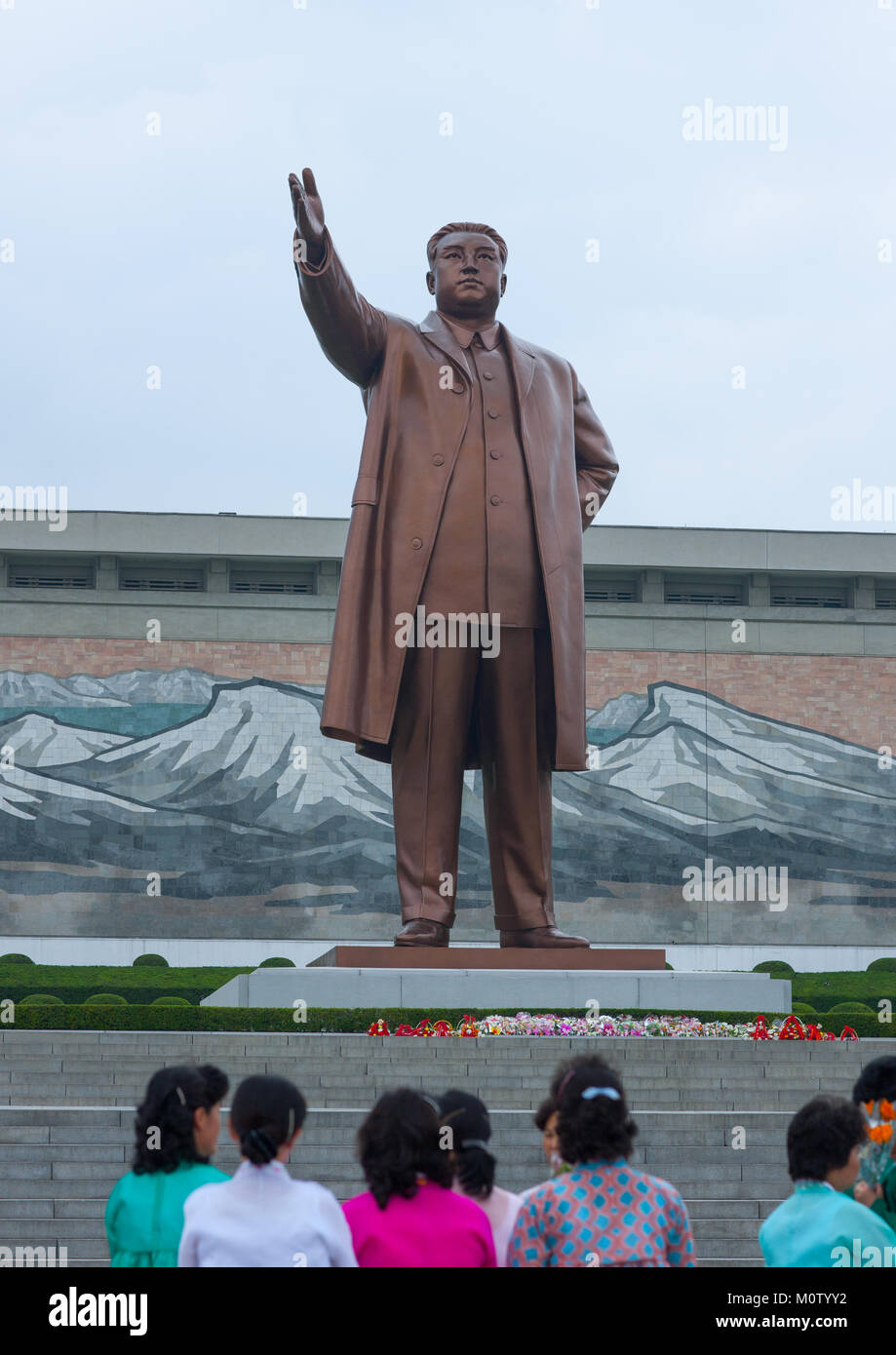 North Korean women paying respect to Kim il Sung statue in Mansudae ...