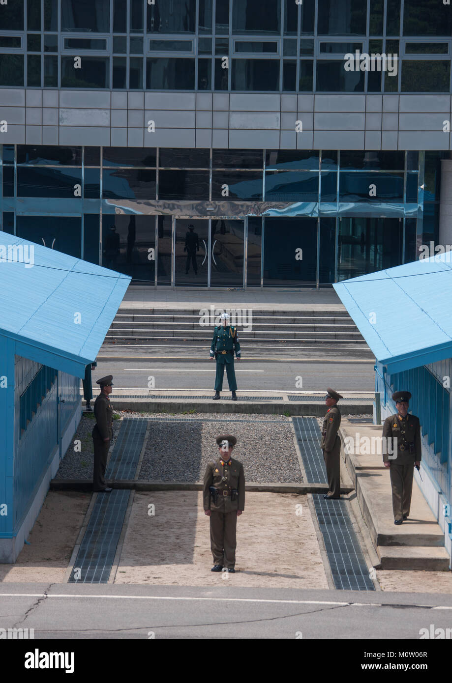 North Korean and south Korean soldiers standing in front of the United ...