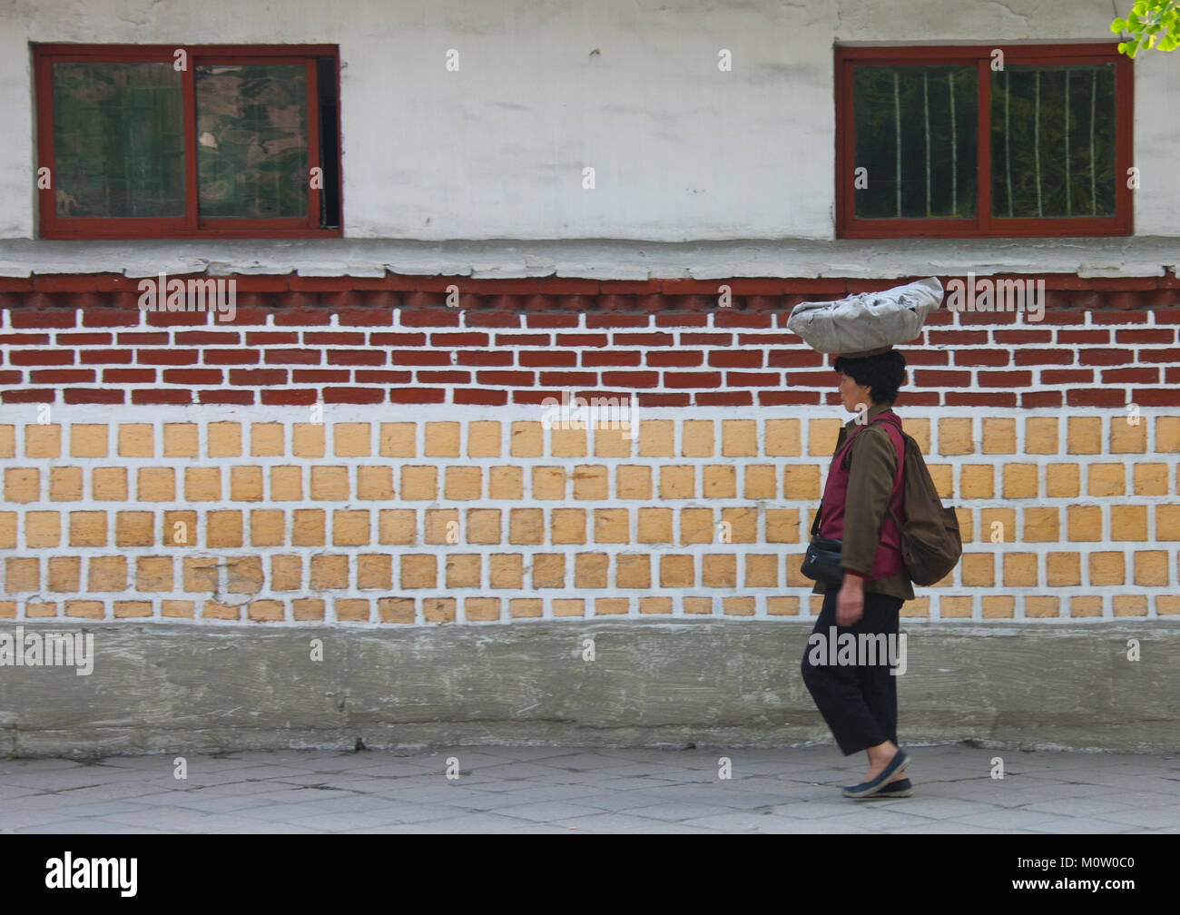 Woman carrying stuff on her head hi-res stock photography and images ...