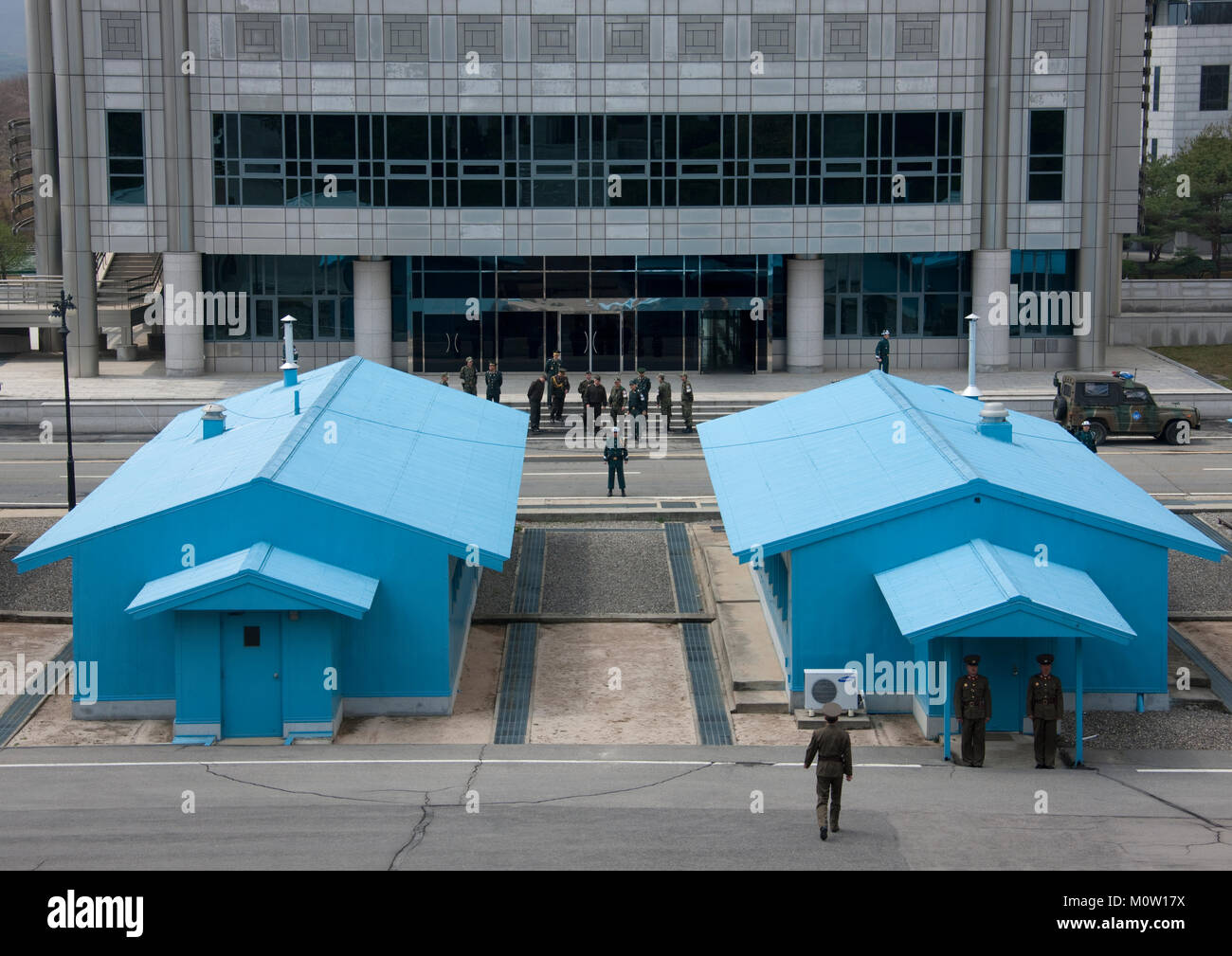 North Korean and south Korean soldiers standing in front of the United ...