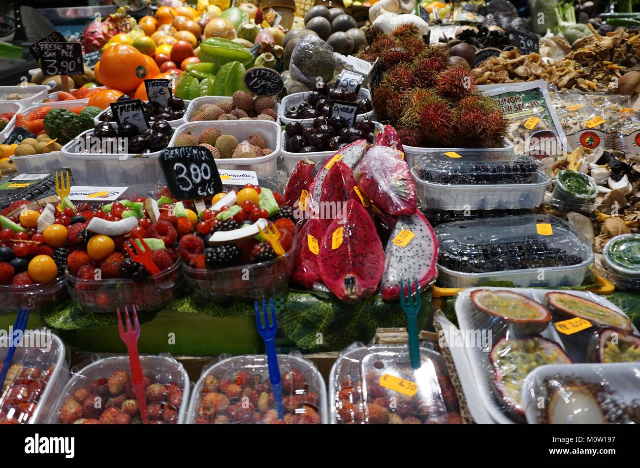 Barcelona Spain food Market Mercat de la Boqueria Stock Photo - Alamy