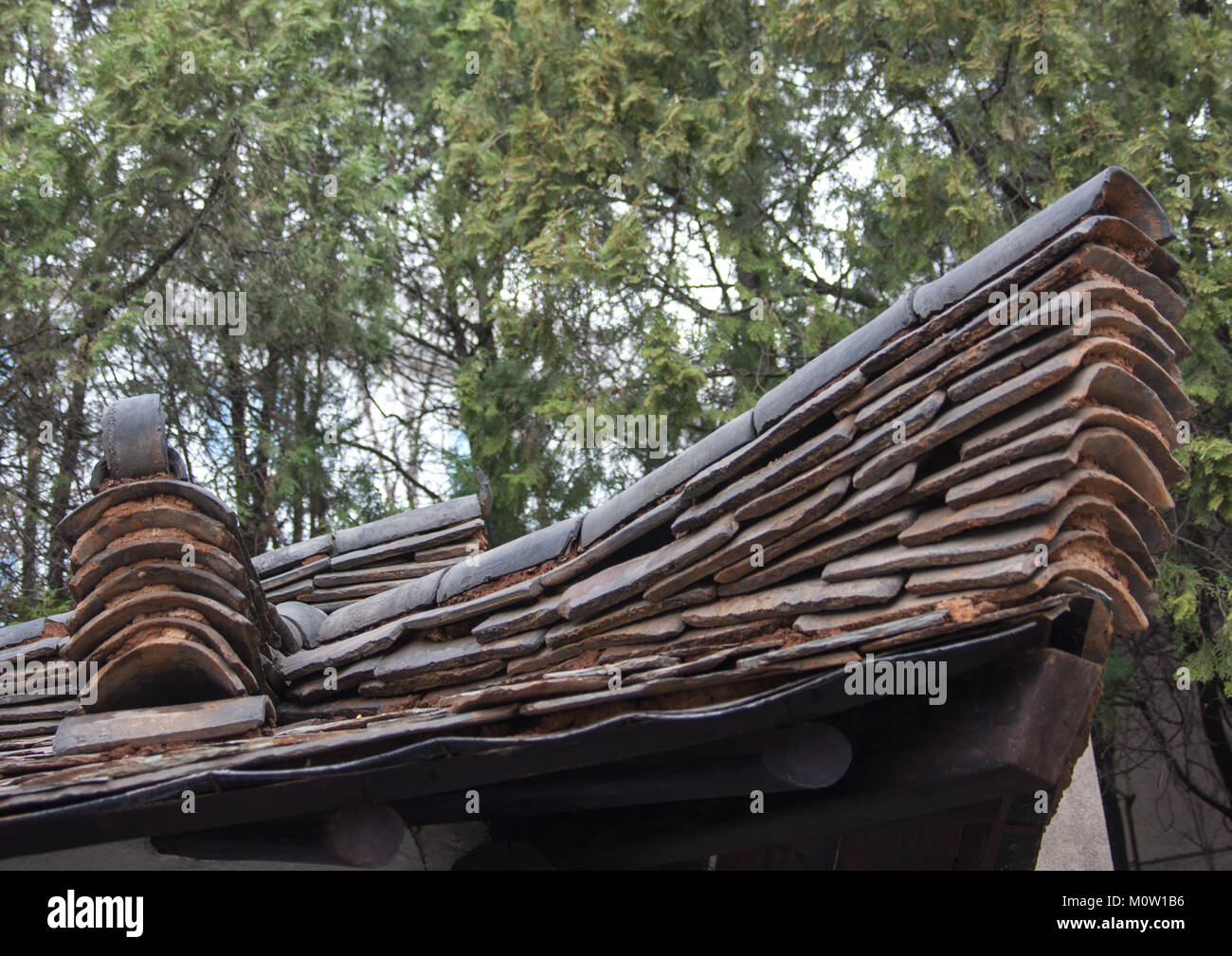 Traditional roof and tiles, Pyongan Province, Pyongyang, North Korea ...