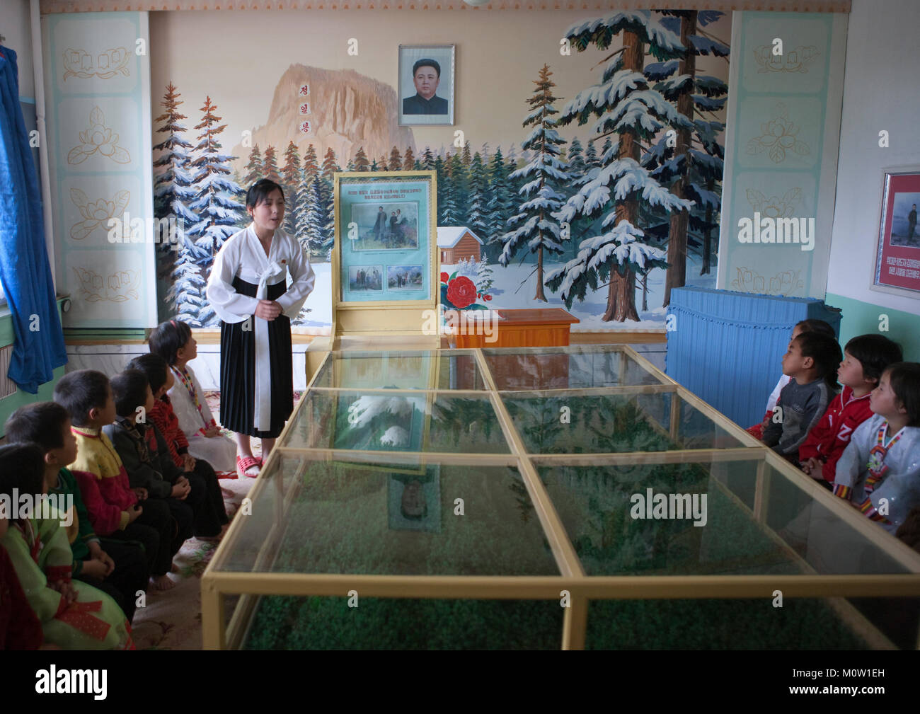 North Korean children in a primary school learning the life of Kim Jong ...