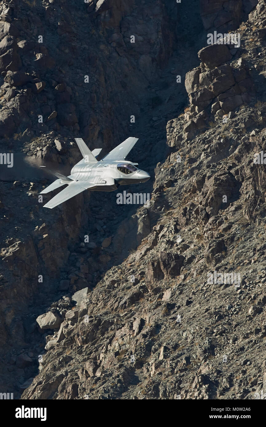 Lockheed Martin F-35 Lightning II Joint Strike Fighter (Stealth Fighter ...