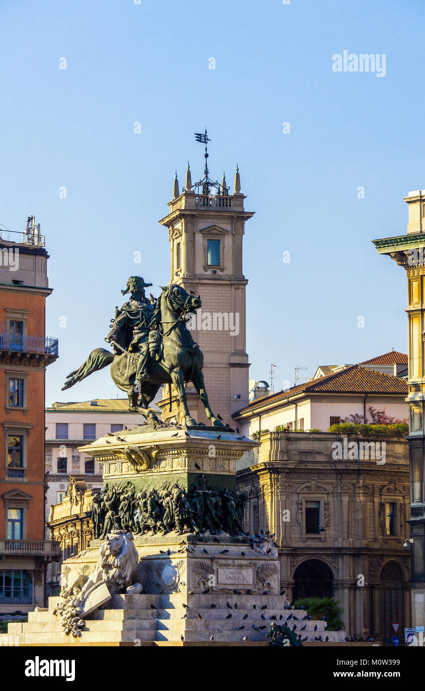 Duomo milan statue italy vittorio emanuele square site hi-res stock ...