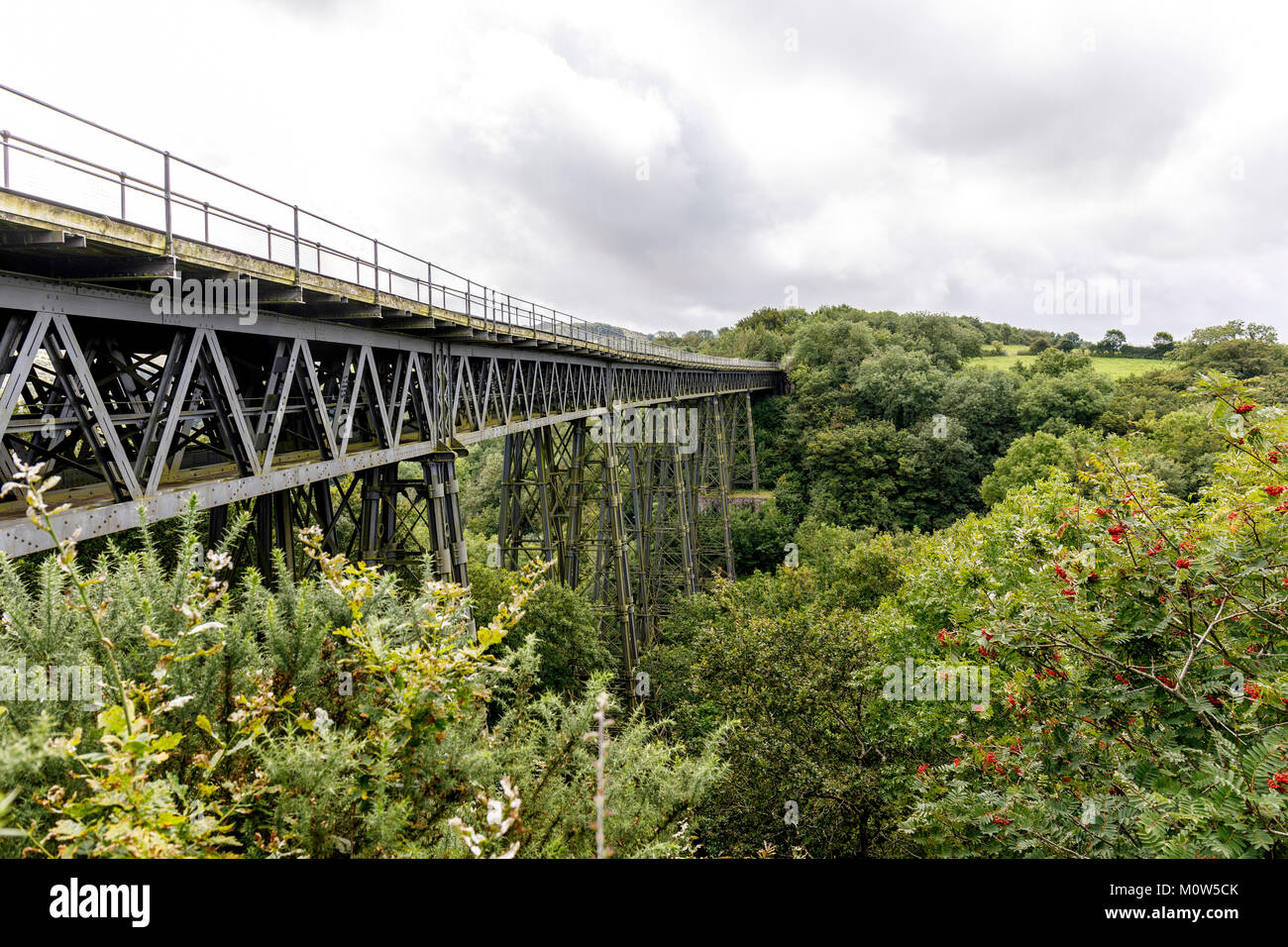 Cast iron railway bridge hi-res stock photography and images - Alamy