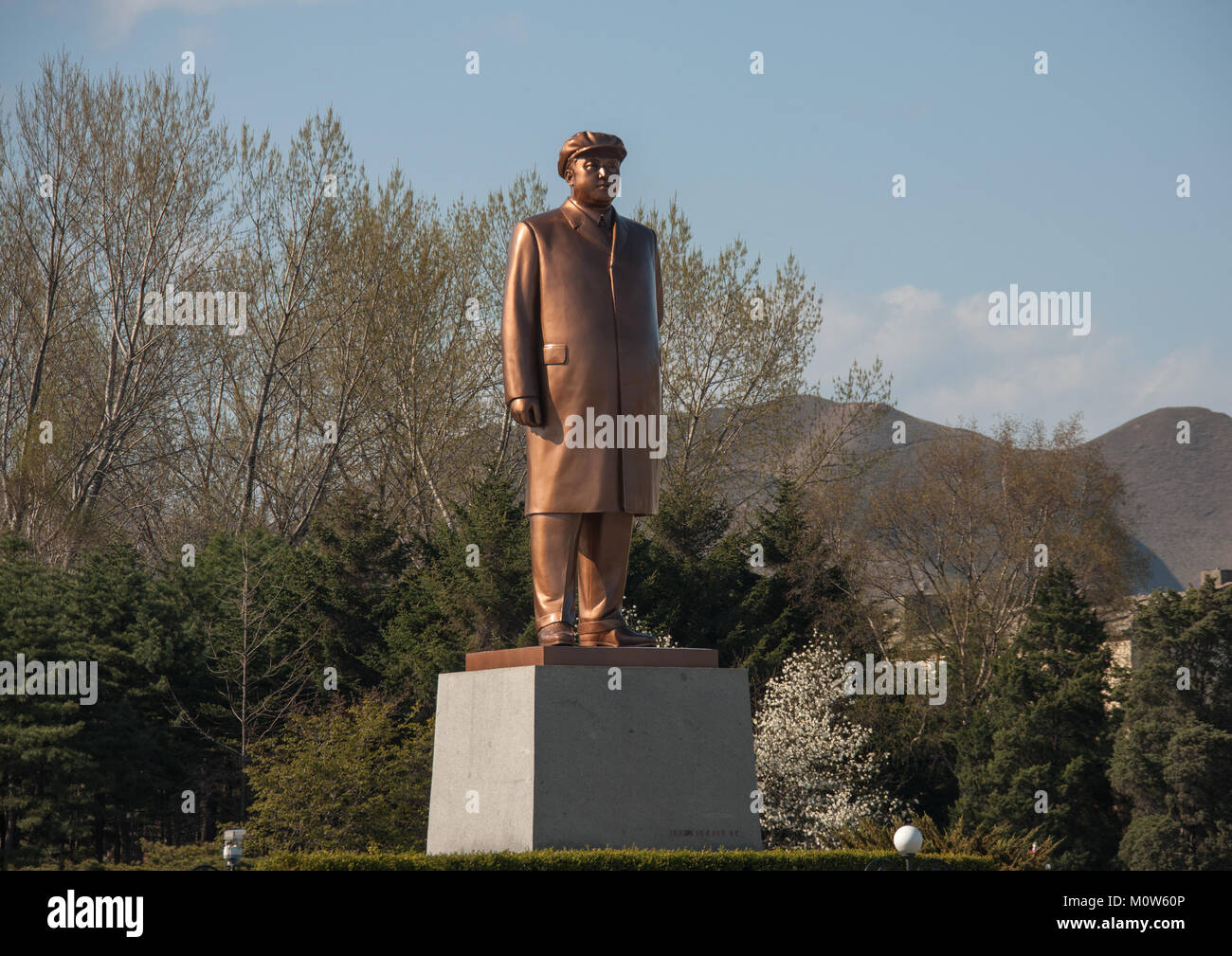 Dear leader Kim il Sung statue on main square, North Hamgyong Province ...