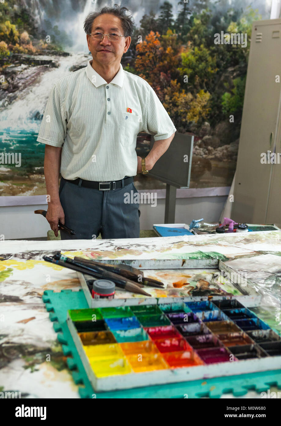 North Korean state artist in his workshop at Mansudae art studio ...