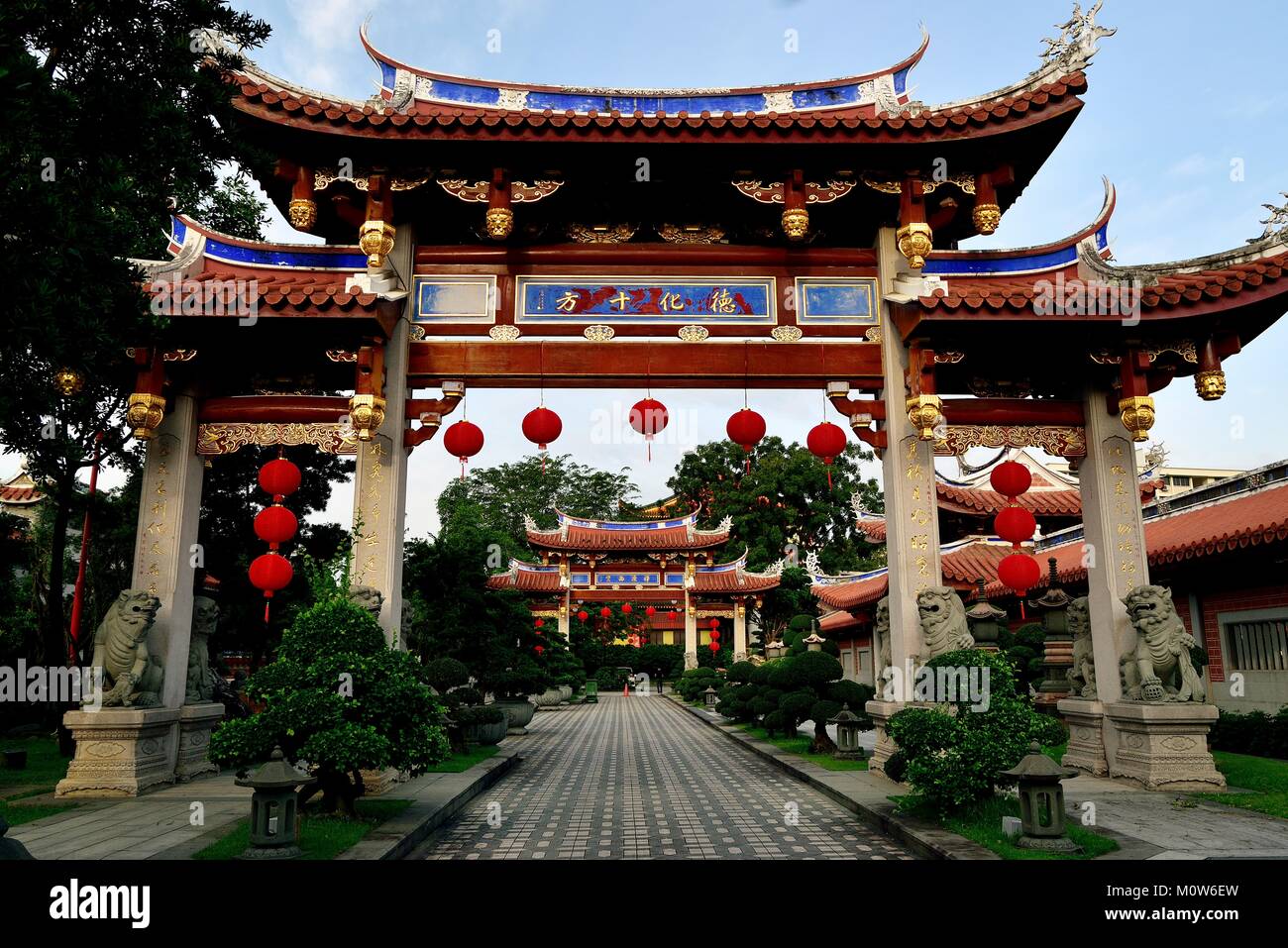 Traditional chinese gateway hi-res stock photography and images - Alamy