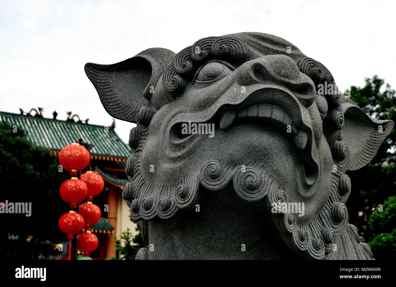 Traditional Chinese stone lion statue standing guard at the famous ... Traditional Chinese stone lion statue standing guard at the famous ...