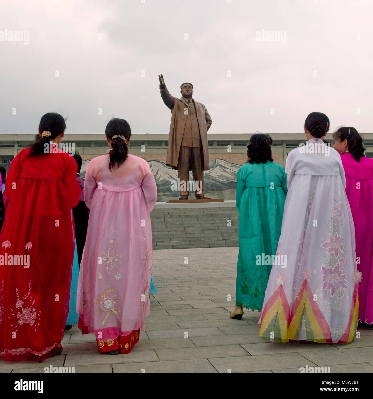 North Korean women paying respect to Kim il Sung statue in Mansudae ...