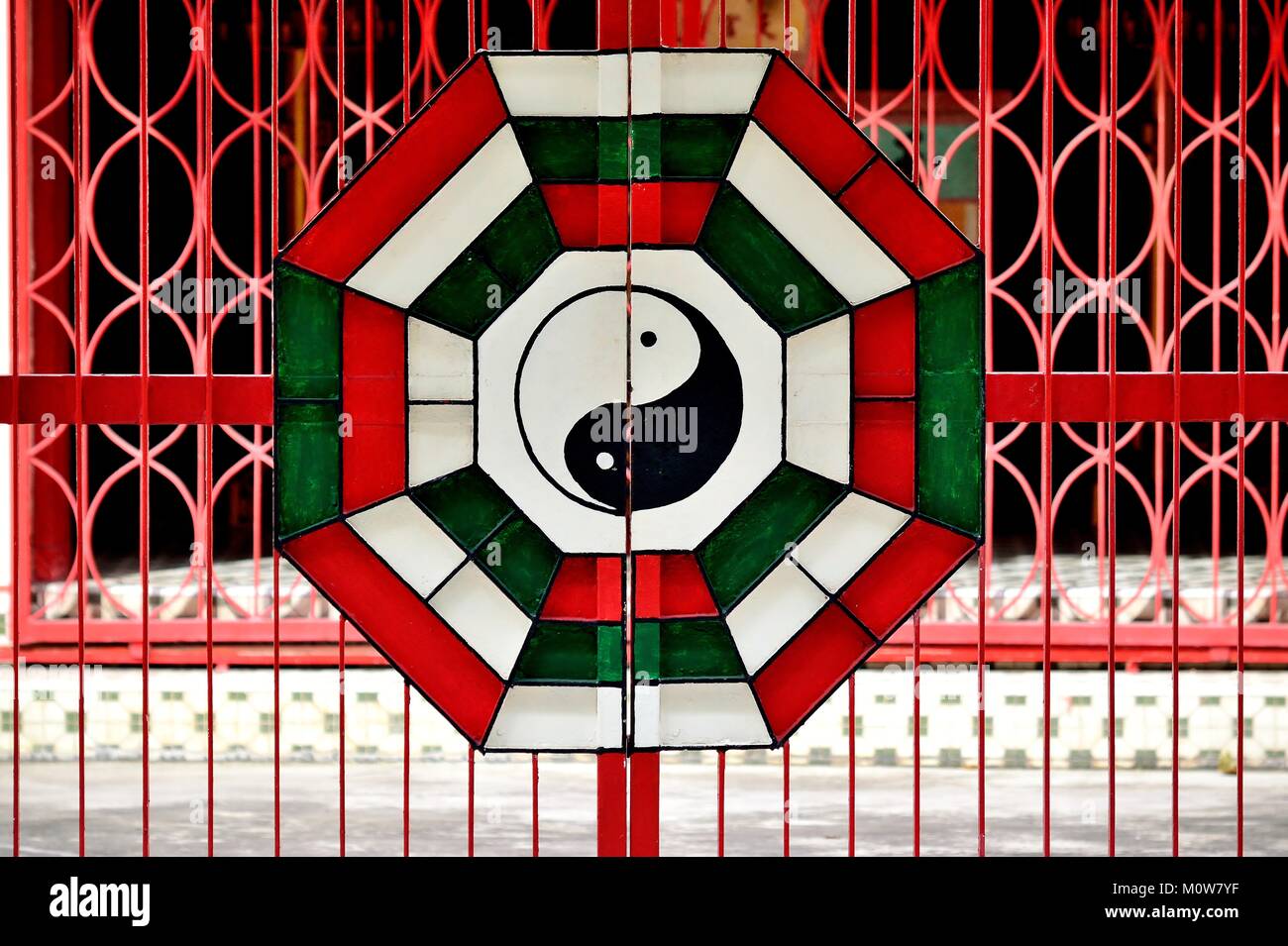 Traditional Chinese Yin & Yang symbol on a metal gate Stock Photo - Alamy