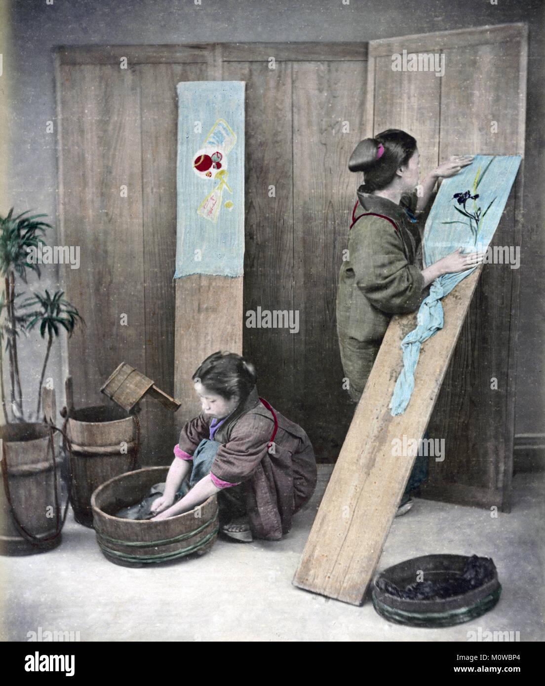 Japanese women washing hi-res stock photography and images - Alamy