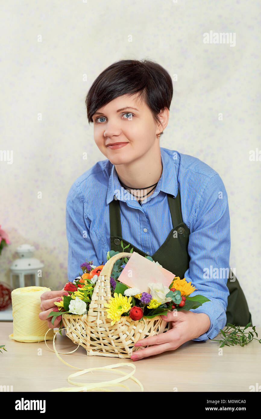 Florist working hi-res stock photography and images - Alamy