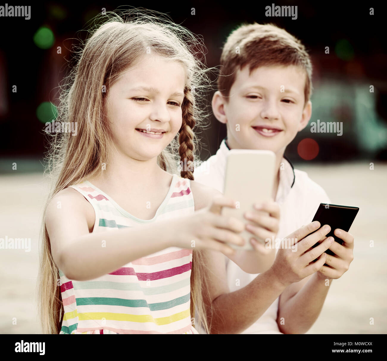 Kids sharing phones hi-res stock photography and images - Alamy