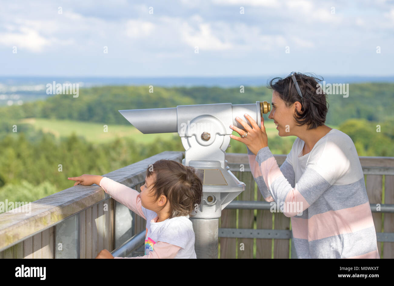 Child looking through telescope hi-res stock photography and images - Alamy