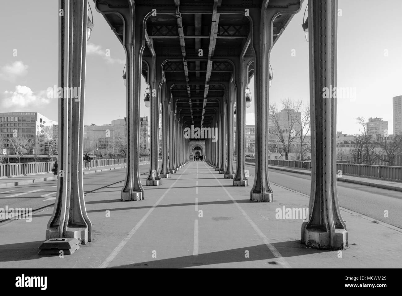 Metro bridge across the Seine in Paris Stock Photo - Alamy