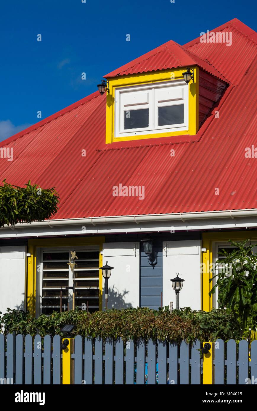 Red roof house hi-res stock photography and images - Alamy