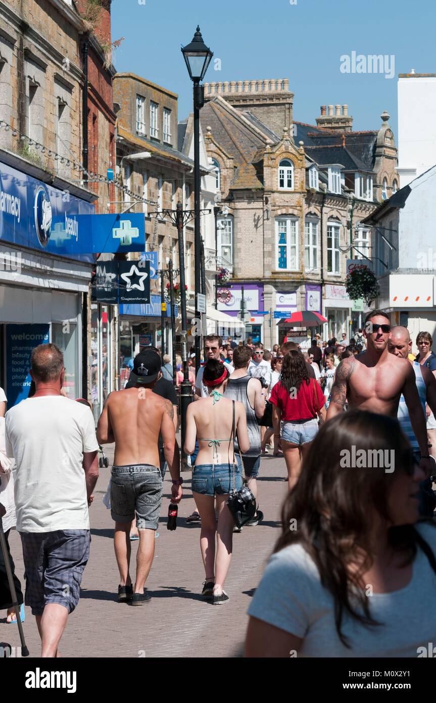 Newquay street hi-res stock photography and images - Alamy