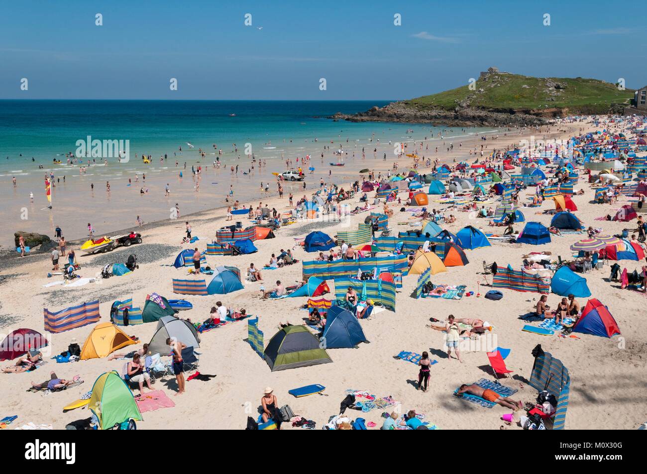 Cornwall summer sea people hi-res stock photography and images - Alamy