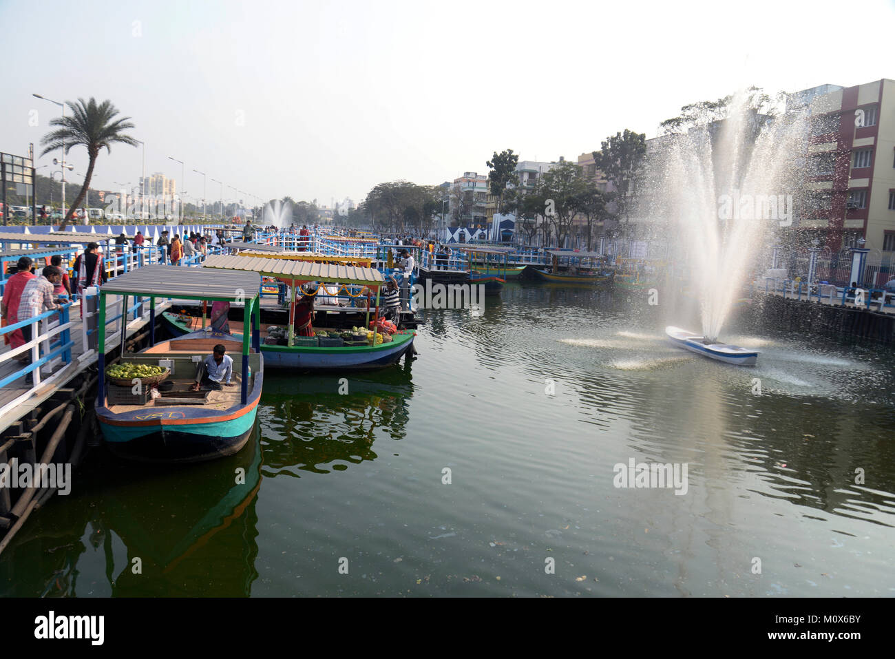 Kolkata, India. 24th Jan, 2018. View of Floating market at Patuli. The ...