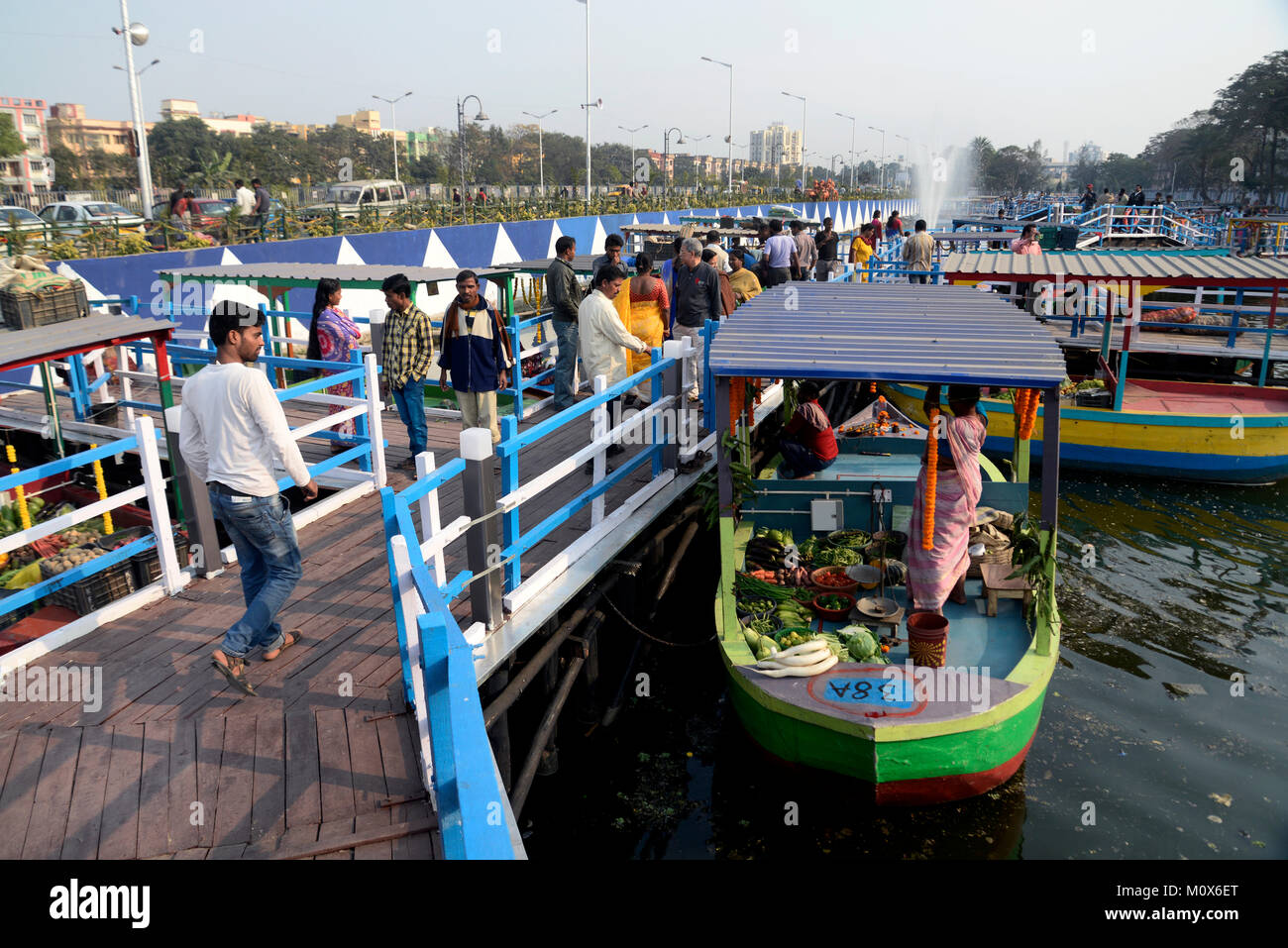 Kolkata, India. 24th Jan, 2018. View of Floating market at Patuli. The ...