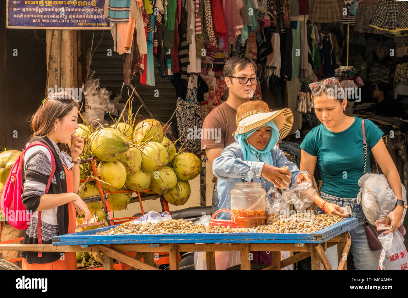 Street vendors trading on the streets of Phnom Penh in Cambodia Stock ...