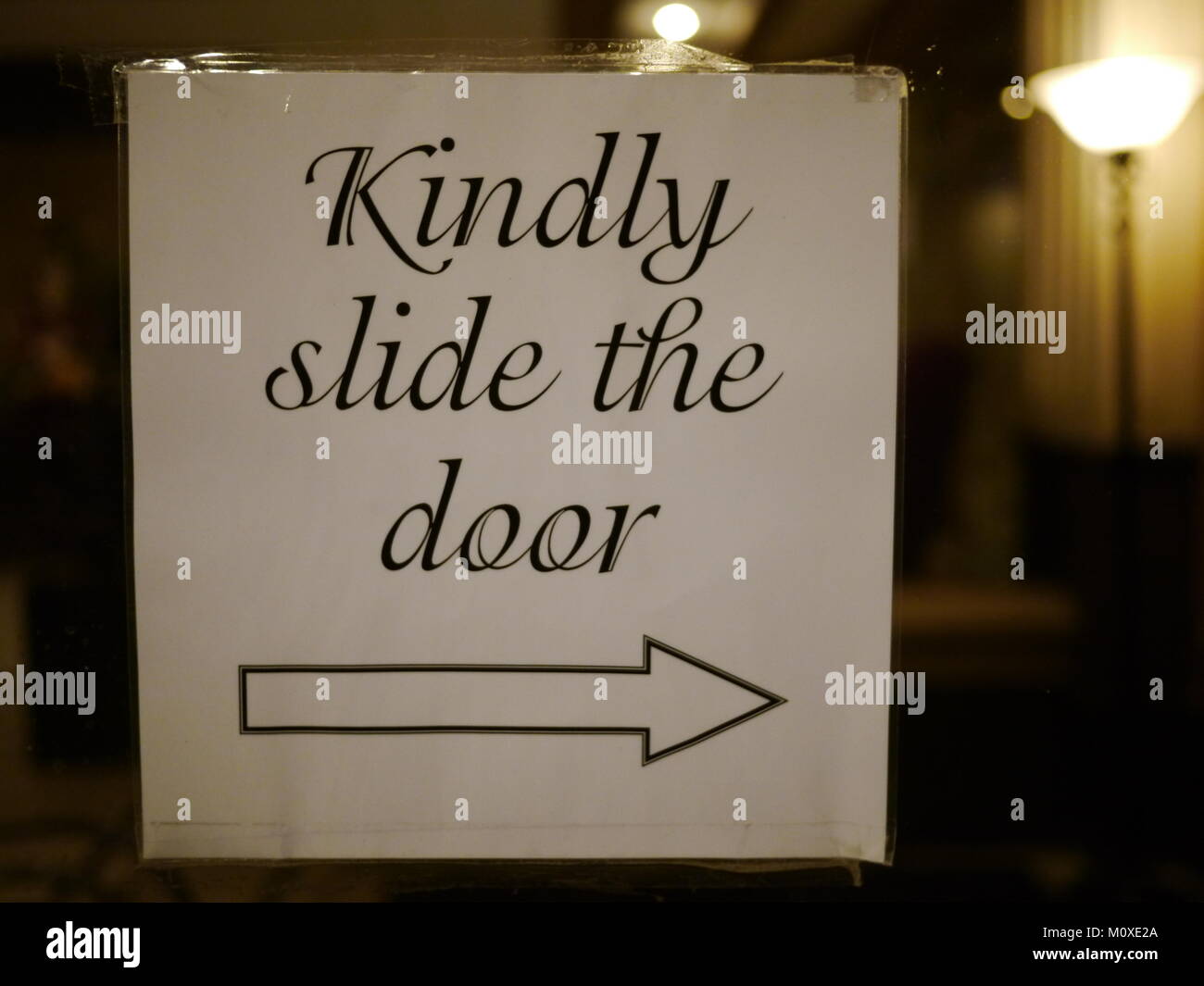 sign which says to slide the door kindly Stock Photo - Alamy