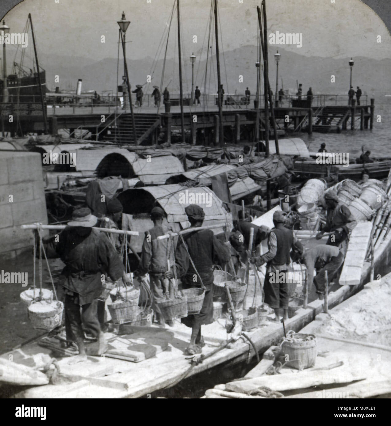 Ship unloading historical hi-res stock photography and images - Alamy