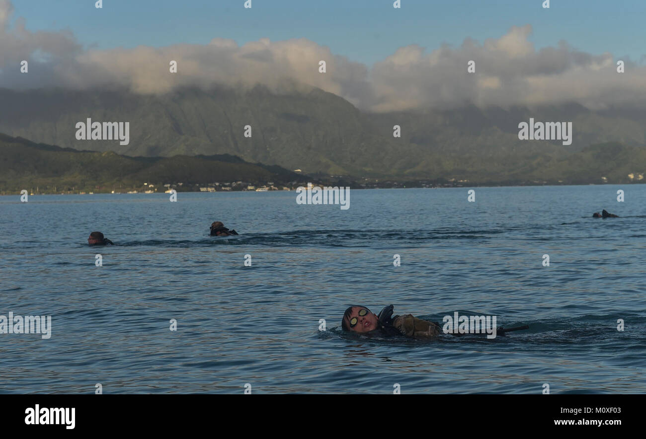 Students with the Marine's Reconnaissance Team Leader Course perform an ...