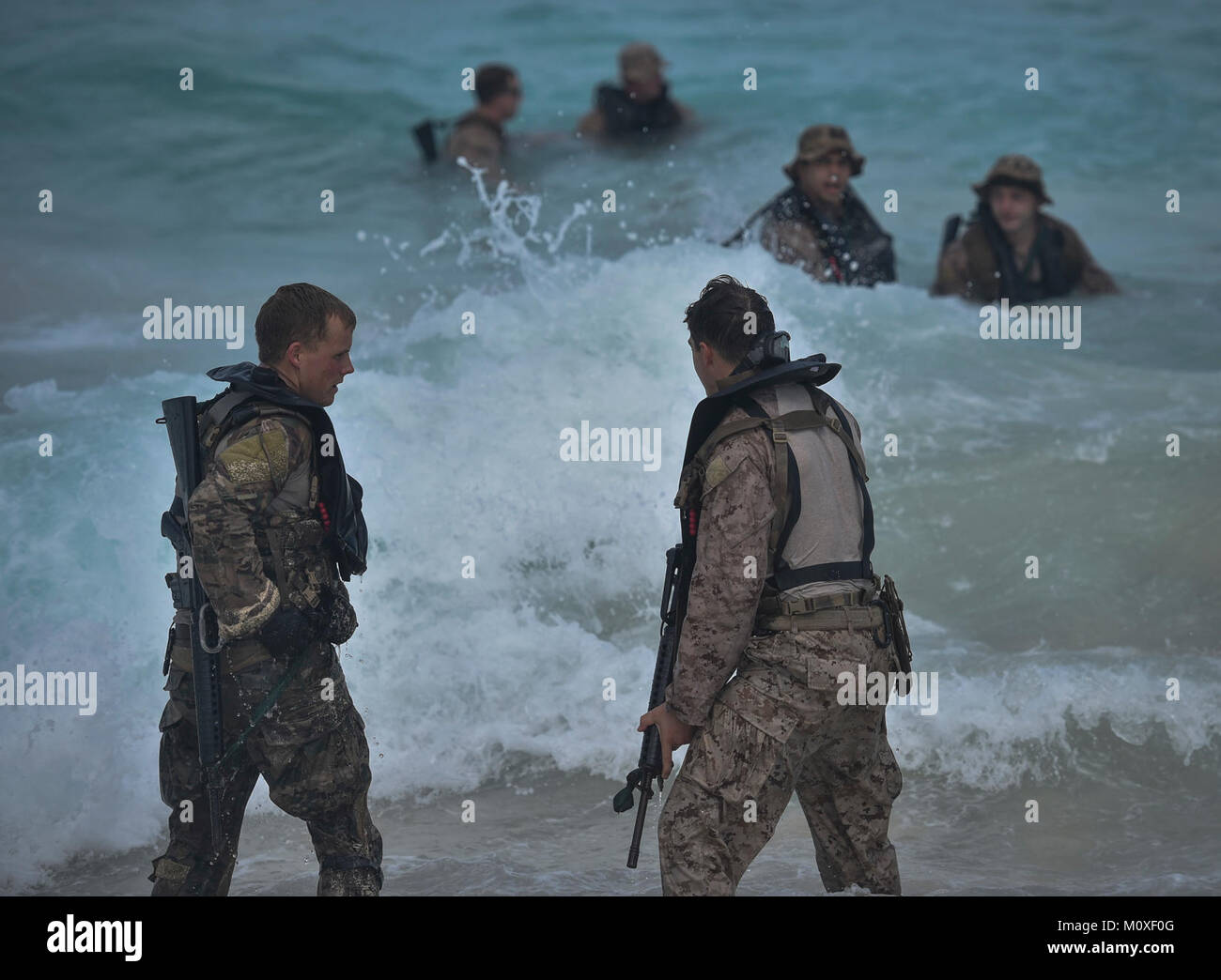 Students with the Marine's Reconnaissance Team Leader Course run to the ...
