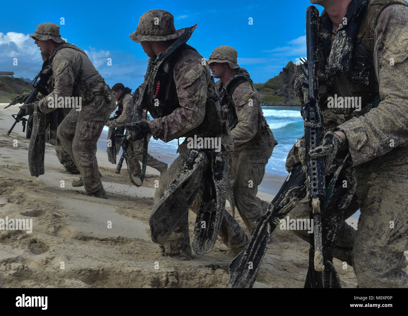 Students with the Marine's Reconnaissance Team Leader Course infiltrate ...