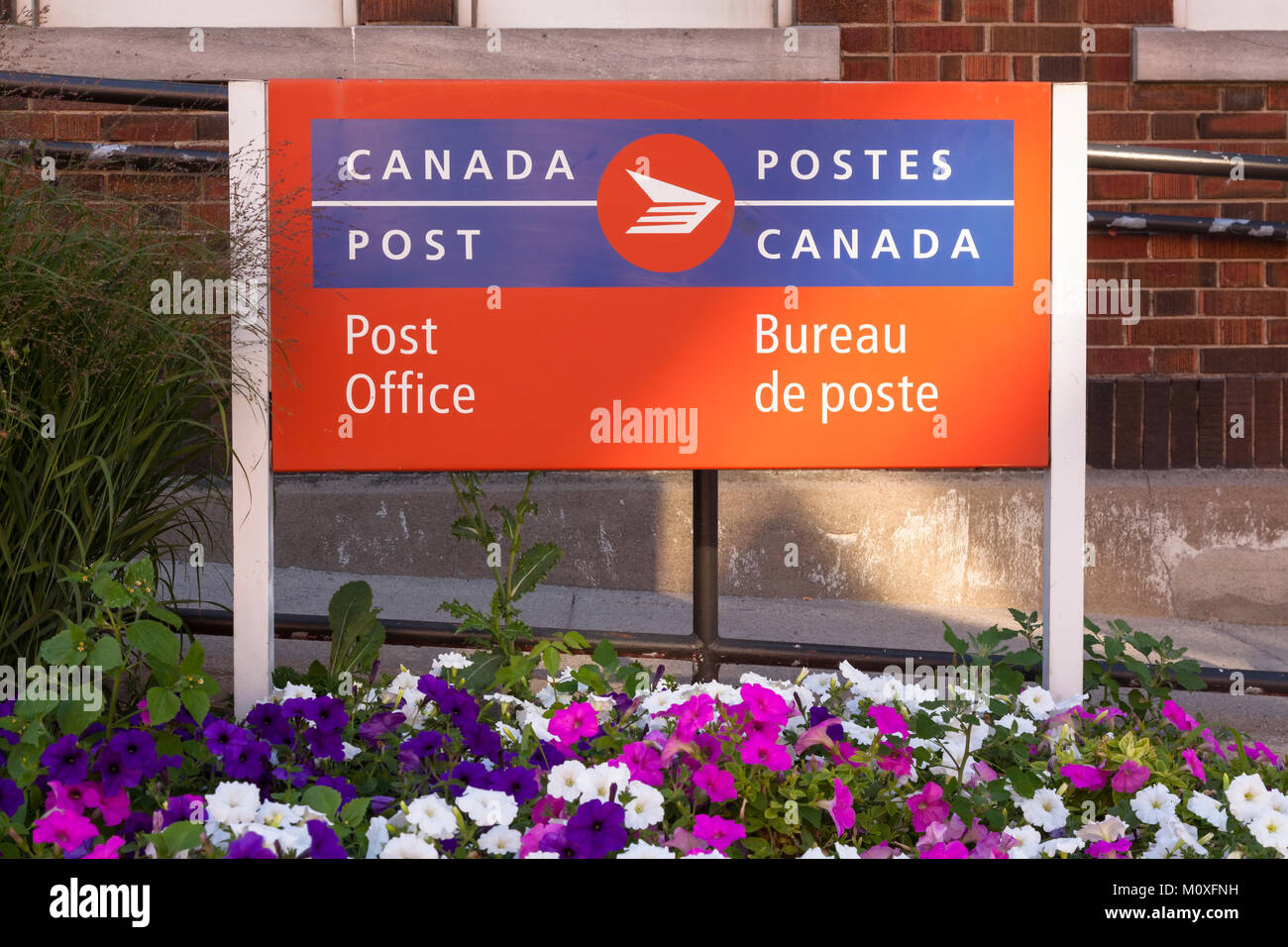 Canada post logo hi-res stock photography and images - Alamy