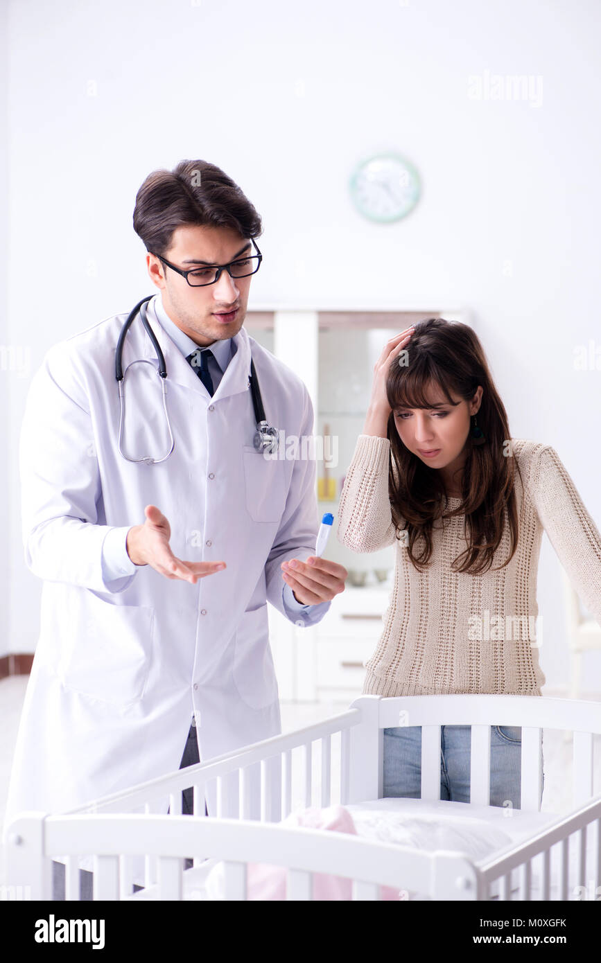 Doctor explaining to young mother Stock Photo - Alamy