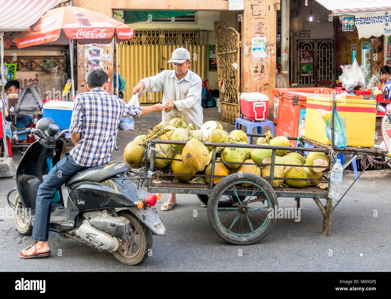 Street vendors trading on the streets of Phnom Penh in Cambodia Stock ...