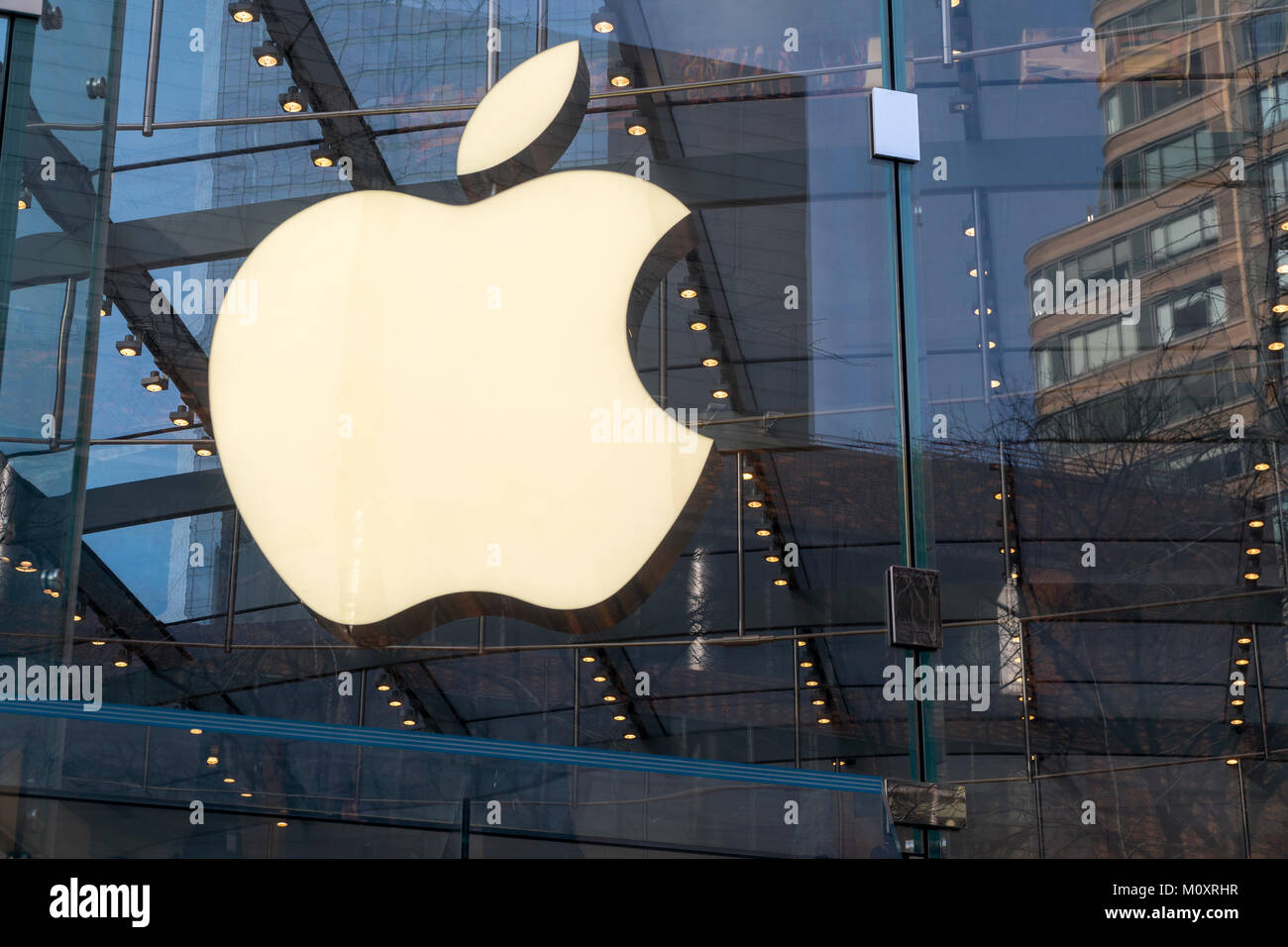 The Apple shines over the Upper West Side neighborhood Apple store in ...