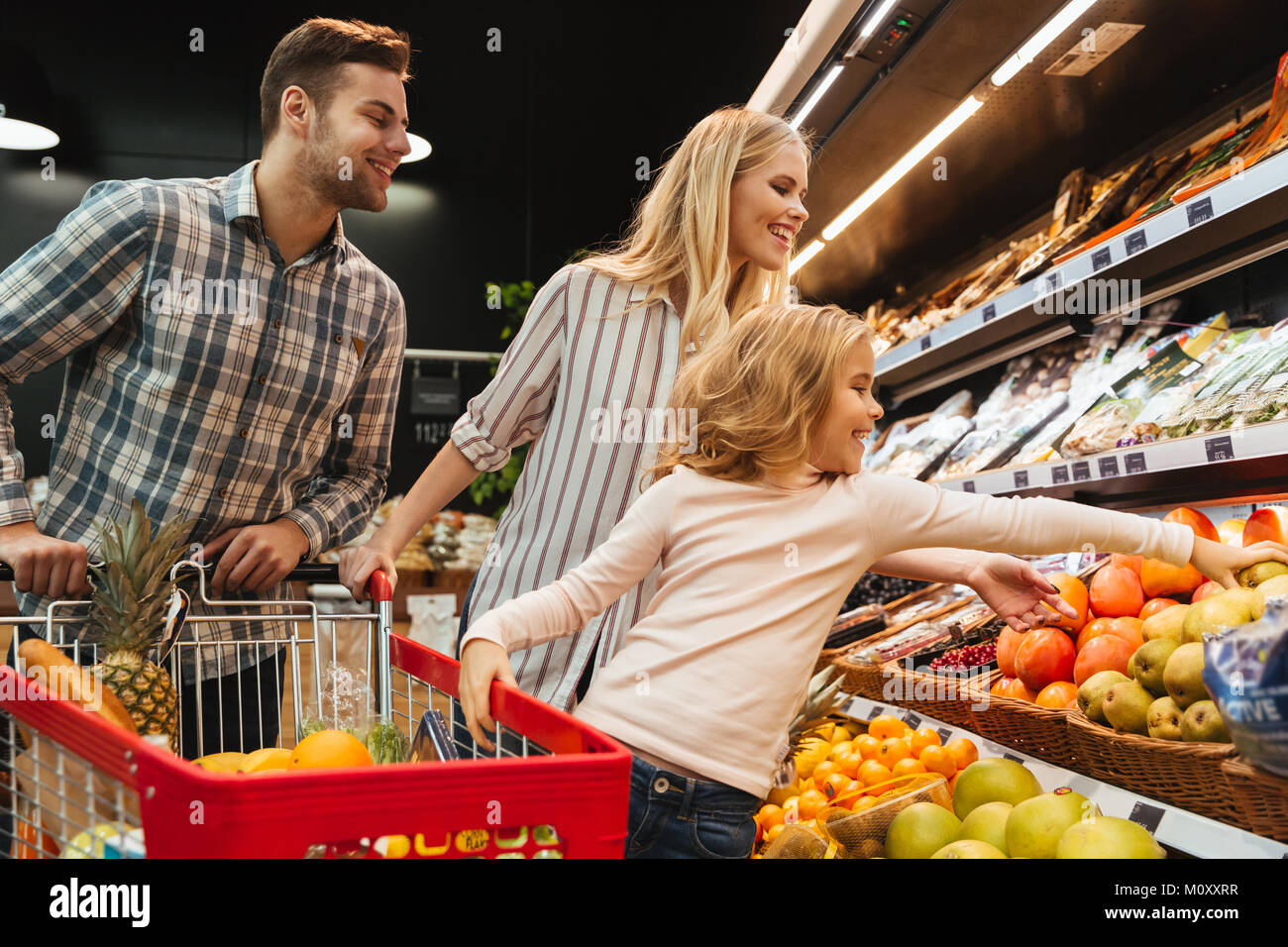 Grocery shopping with child hi-res stock photography and images - Alamy