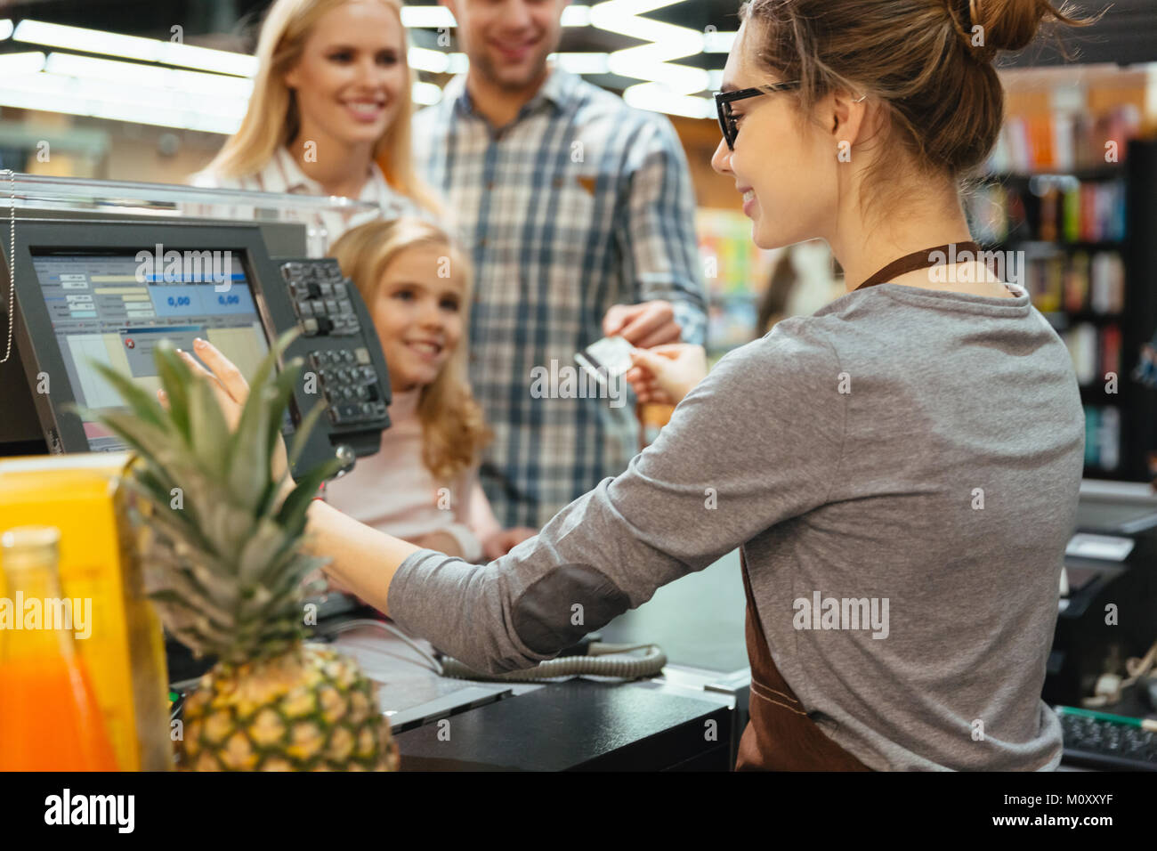 Paying for groceries hi-res stock photography and images - Alamy