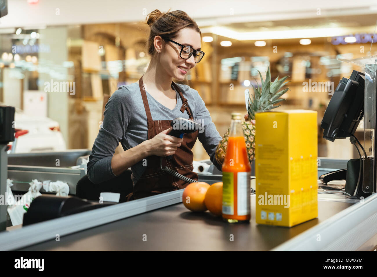 Female Cashier Stock Photos & Female Cashier Stock Images - Alamy