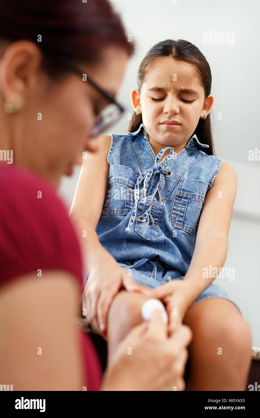Scared mother and child hi-res stock photography and images - Alamy