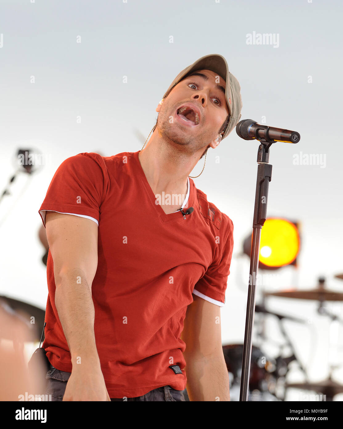 MIAMI BEACH - FEBRUARY 22, 20081: Spanish pop singer-songwriter Enrique ...