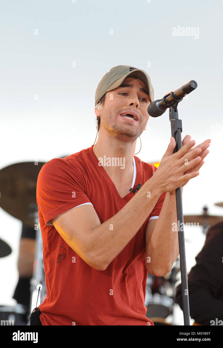 Enrique iglesias beach hi-res stock photography and images - Alamy