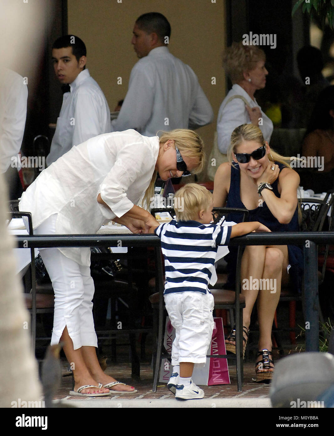 EXC Kournikova Family 062007 07.JPG (EXCLUSIVE COVERAGE) BAL HARBOUR ...