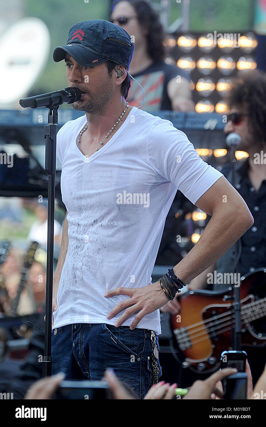NEW YORK - JULY 16: Latin Heartthrob, singer Enrique Iglesias performs ...