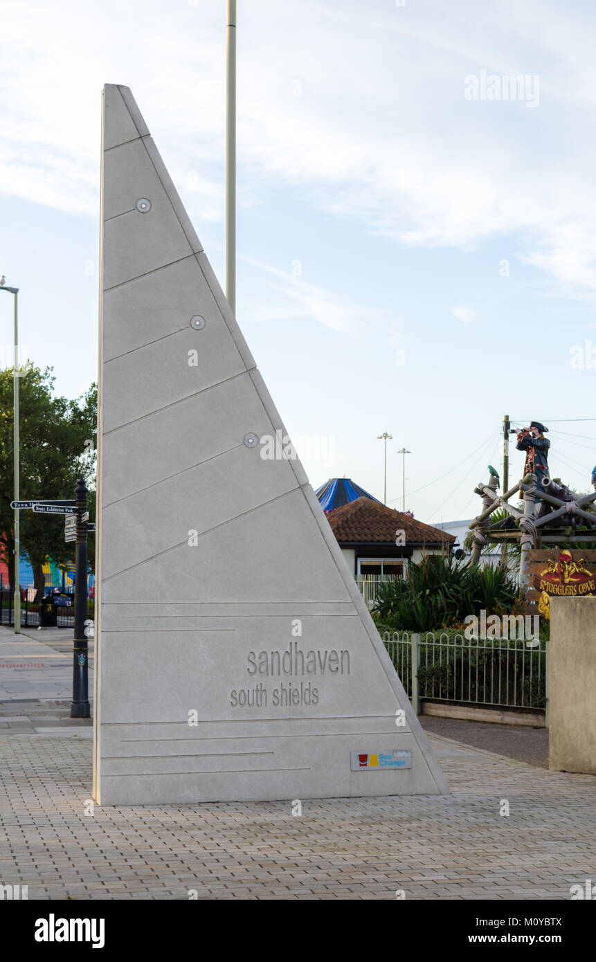 South shields sculpted sign hi-res stock photography and images - Alamy